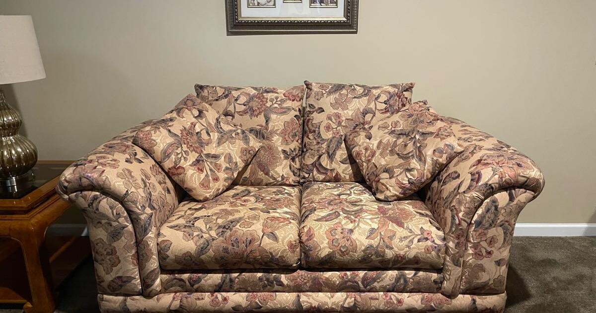 Floral Pattern Loveseat in Upper Marlboro, MD | For Sale & Free — Nextdoor