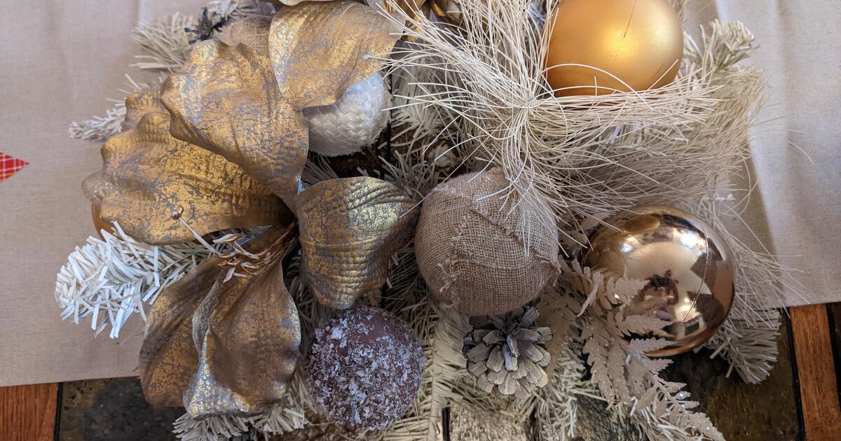 Gold and white Christmas decor for $3 in Rio Rancho, NM | For Sale ...