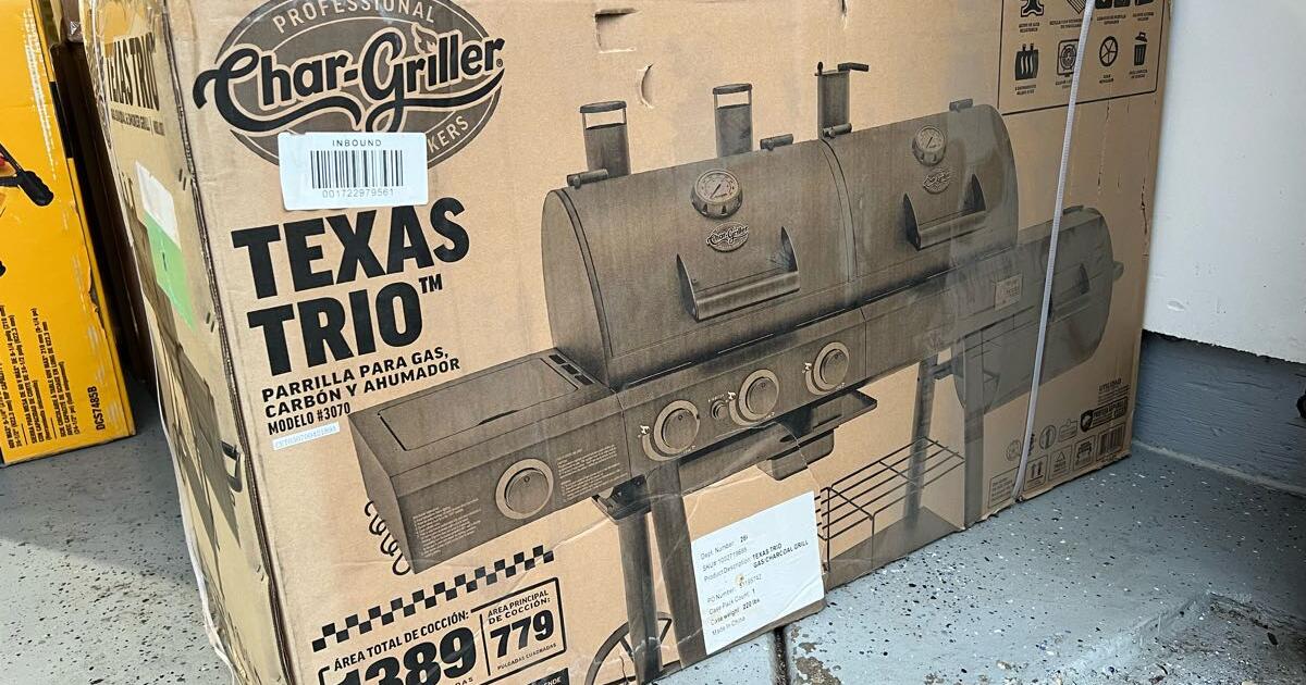 CHAR-GRILLER Texas Trio 4-Burner Dual Fuel Grill with Smoker in Black ...