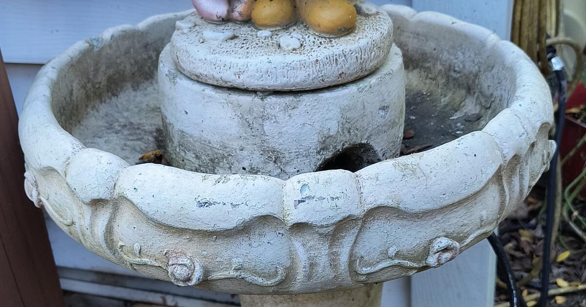 VINTAGE DISNEY MICKEY MOUSE AND MINNIE MOUSE UNDER UMBRELLA CONCRETE ...