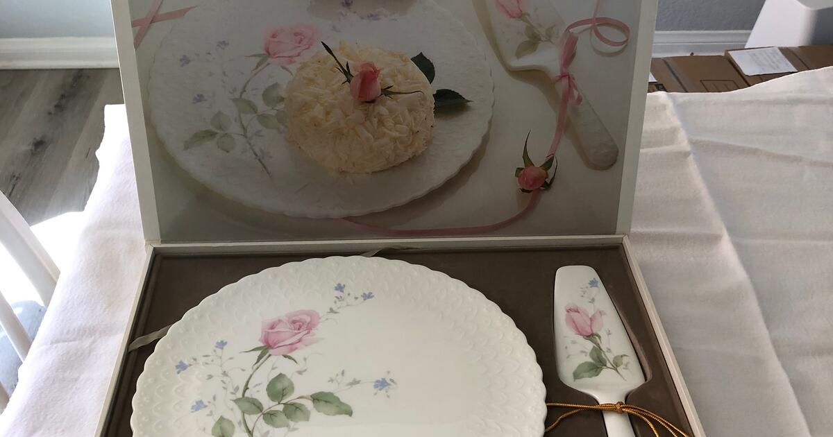 China cake plate & server, never used, still in box for $10 in San ...