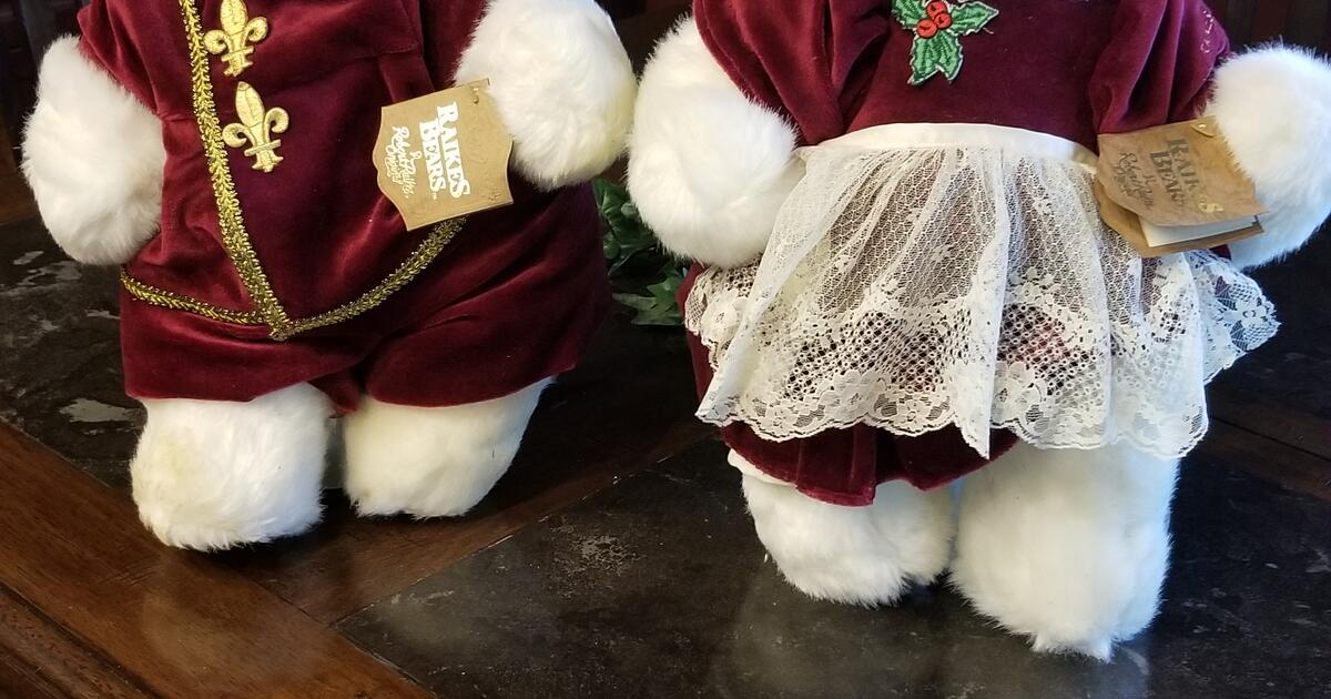 Robert Raikes Mr. & Mrs. Clause hand carved bears for $250 in Hernando ...