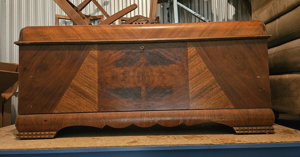 1945 Lane Cedar Chest In very good condition for being 80 years old. In ...