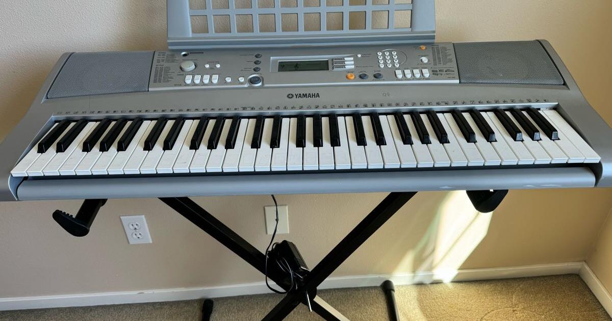 Yamaha Key board with original box and with stand , hardly used . for ...