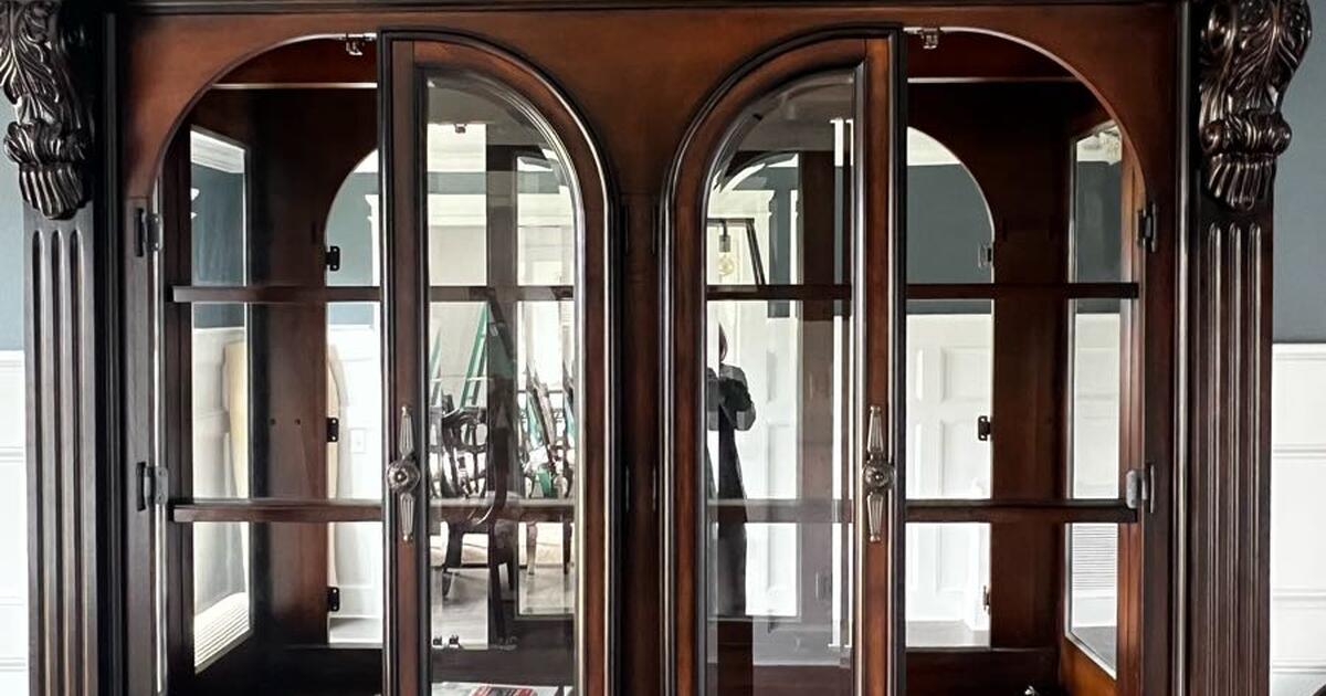 Raymour & Flanigan Bradford Heights Hutch with Lighting for Free in ...