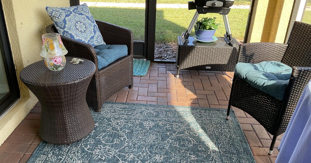 Lanai furniture ,round table,4 chairs with cushions and end table for ...