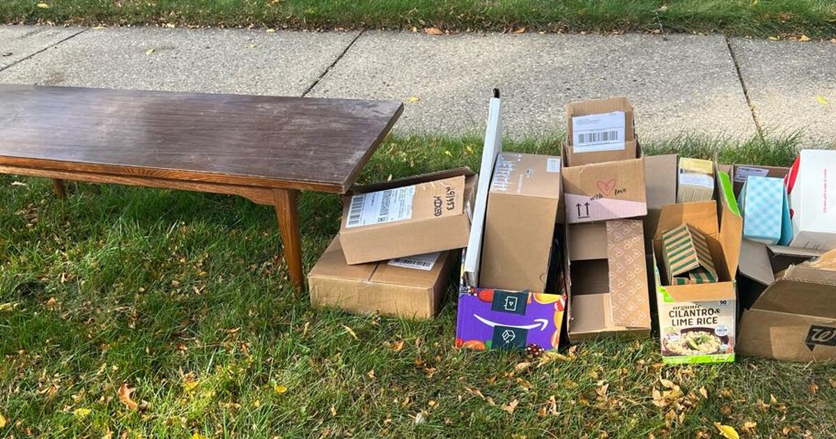Free coffee table & boxes 📦 various small for Free in Madison, WI | For ...